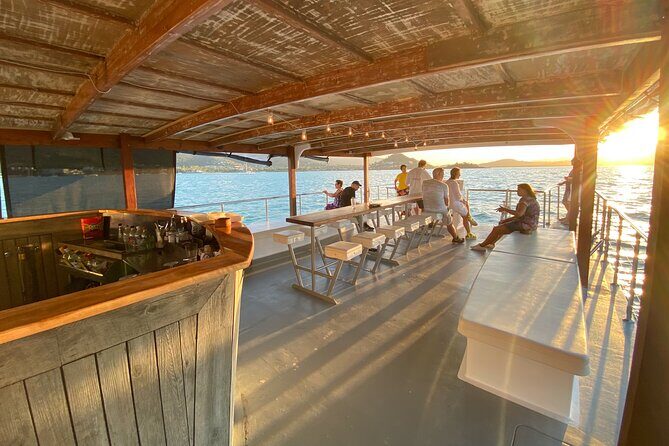 Sundowner Sunset Cruise Airlie Beach - Key Points