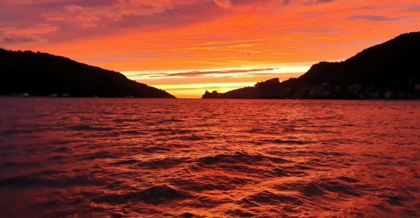 Sunset dinner boat tour in the Gulf of Poets - Key Points