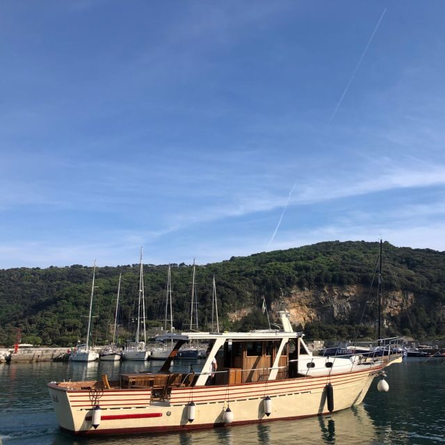 Sunset dinner boat tour in the Gulf of Poets - Frequently Asked Questions
