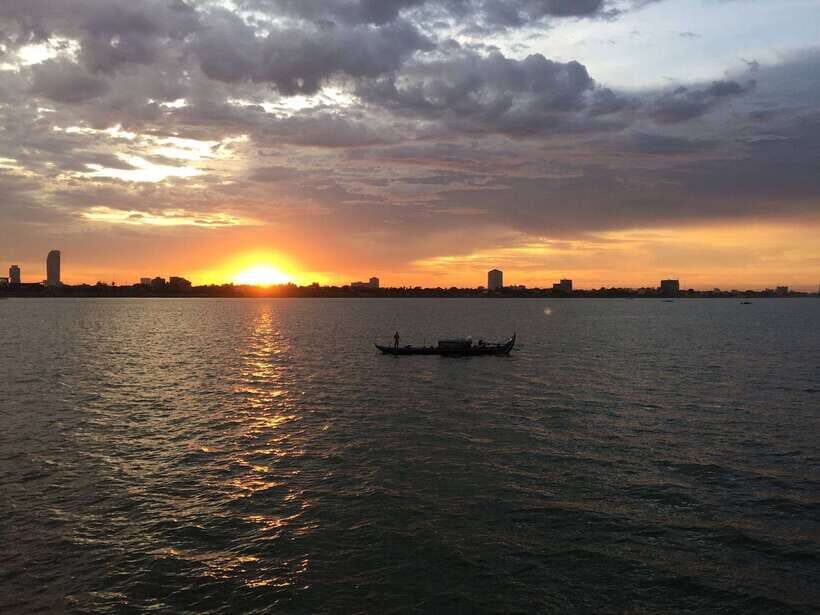 Sunset Dinner Tour: Tonle Sap Lake Floating Village - The Queen Tara and Dinner