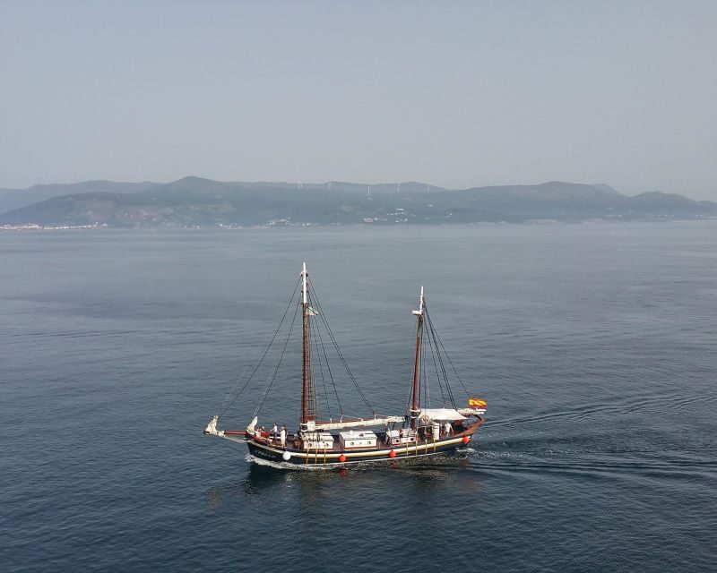 Sunset in schooner sailing Vigo ria - Key Points