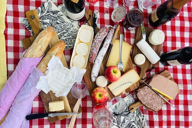 Sunset Picnic With View of Eiffel Tower and Live Music - Menu Highlights