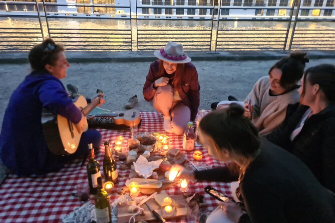 Sunset Picnic With View of Eiffel Tower and Live Music - Group Size and Atmosphere