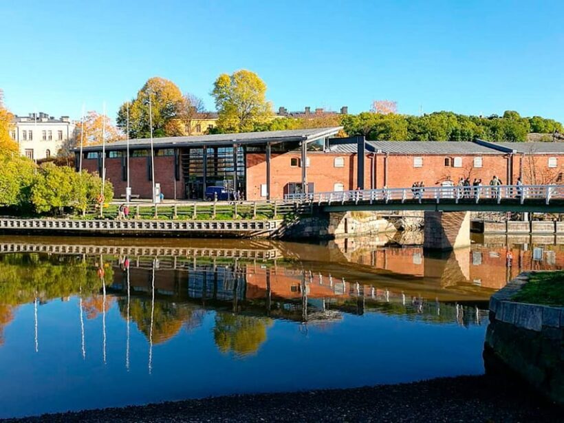 Suomenlinna: Guided Walking Tour with an Authorized Guide - Authentic Experiences and Hidden Corners
