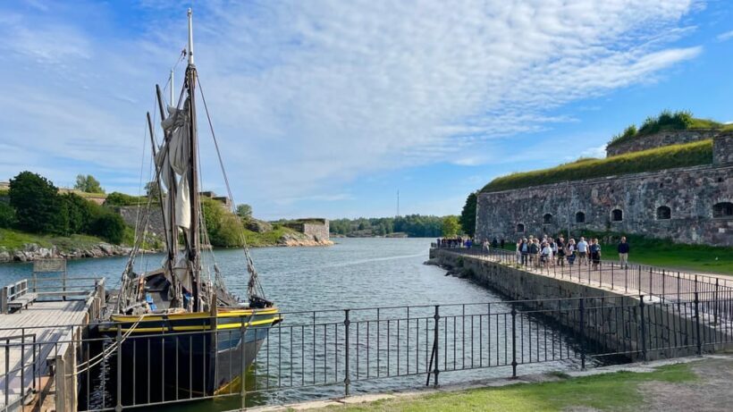 Suomenlinna tour in French with Doro - A Closer Look at the Suomenlinna Tour