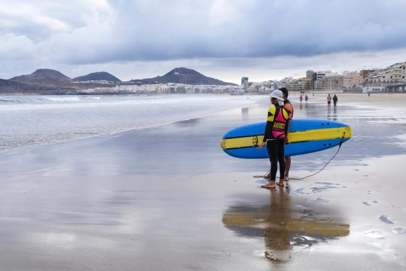 Surf lessons in Las Canteras Beach - An In-Depth Look at the Surf Lesson Experience