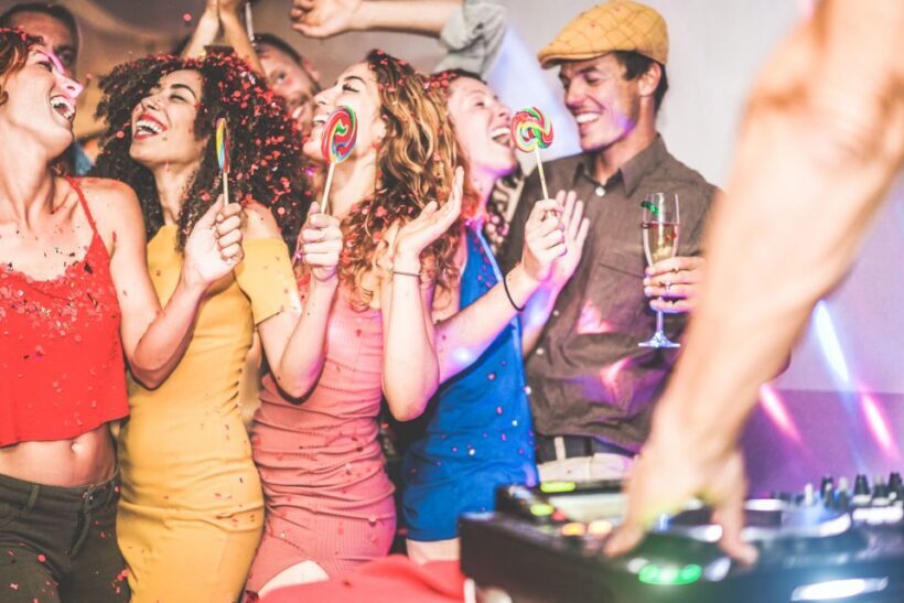 Sydney: Retro Party Cruise in Sydney Harbour with Snacks - Who Should Consider This Tour?