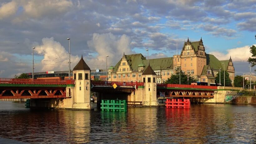 Szczecin: Old Town Highlights Private Walking Tour - Authentic Experiences and Hidden Gems