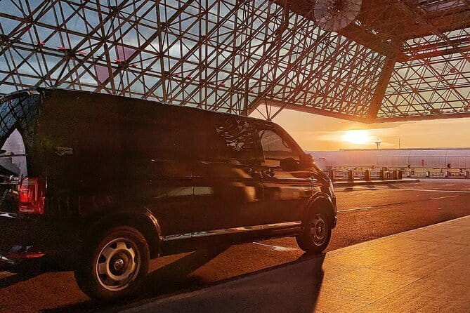 Taipei City to Taoyuan Airport Private Transfer - The Vehicle and Comfort