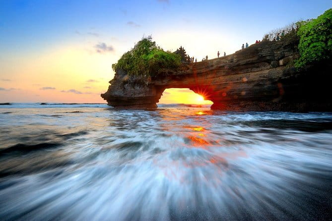 Tanah Lot Sunset Tour with Kecak Show and Dinner - Exploring the Tanah Lot Sunset Tour with Kecak Show and Dinner
