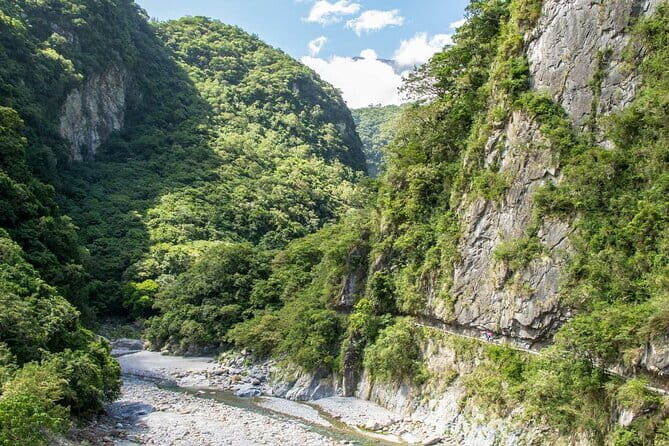 Taroko, Qingshui Cliff, Xincheng Old Street & Qixingtan Day Tour - FAQ