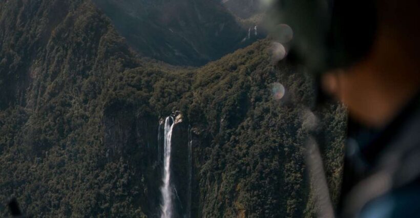 Te Anau: Milford Sound Scenic Flight with Lakeside Landing - Discovering Milford Sound from Above: An Unparalleled Perspective