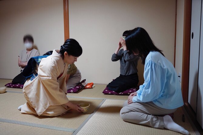 Tea Ceremony by the Tea Master in Kyoto SHIUN an - Appreciating the Serene and Intimate Setting