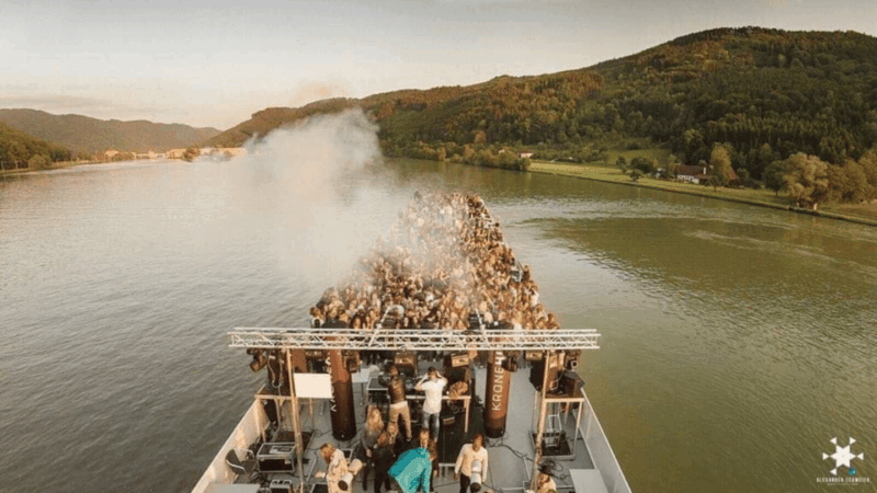 Techno Boat Zurich W/ Kollektiv Turmstrasse - Music and Bars on the Boat