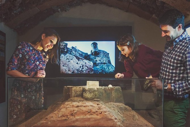 Teguise Market and La Graciosa Island Tour - Indulging in a Delectable Lunch