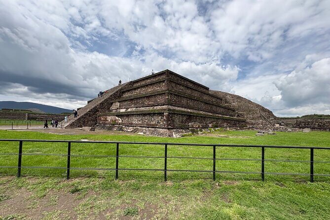 Teotihuacan Pyramids VIP Tour without Commercial Stops - The Sum Up