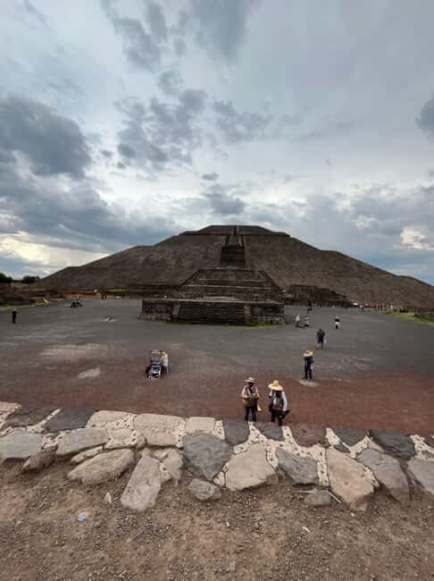 Teotihuacan VIP: Tour of the pyramids and Basilica of Guadalupe, tourist areas - Exploring the Pyramids of Teotihuacan