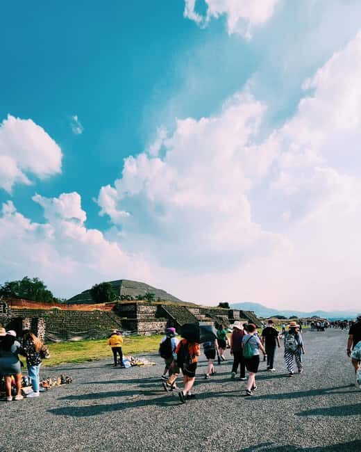 Teotihuacan VIP: Tour of the pyramids and Basilica of Guadalupe, tourist areas - The Basilica of Guadalupe: A Spiritual Icon