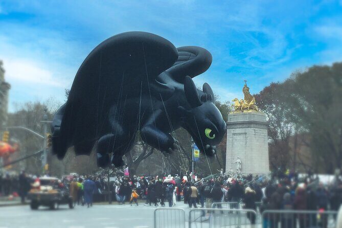 Thanksgiving Parade Indoor Viewing and Brunch Columbus Circle - The Experience in Detail