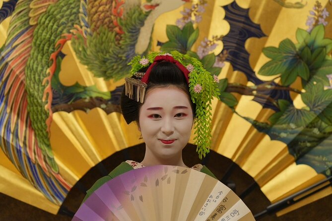 The Art of Geisha: Exclusive Show & Traditional Japanese Game - Understanding the Significance of Geisha Attire and Accessories