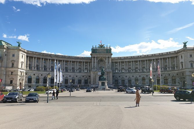 The Best of Vienna on Foot - Navigating Viennas Transportation Network