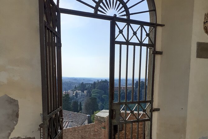 The foody village and the ancient castle - Key Points