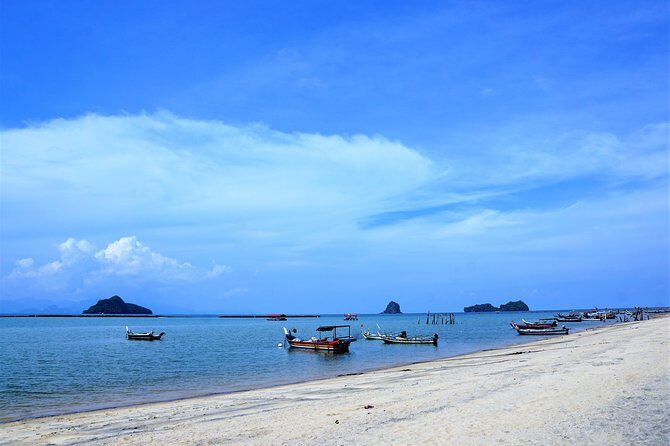 The Grand Tour of Langkawi - Black Sand Beach: Nature’s Unique Artwork