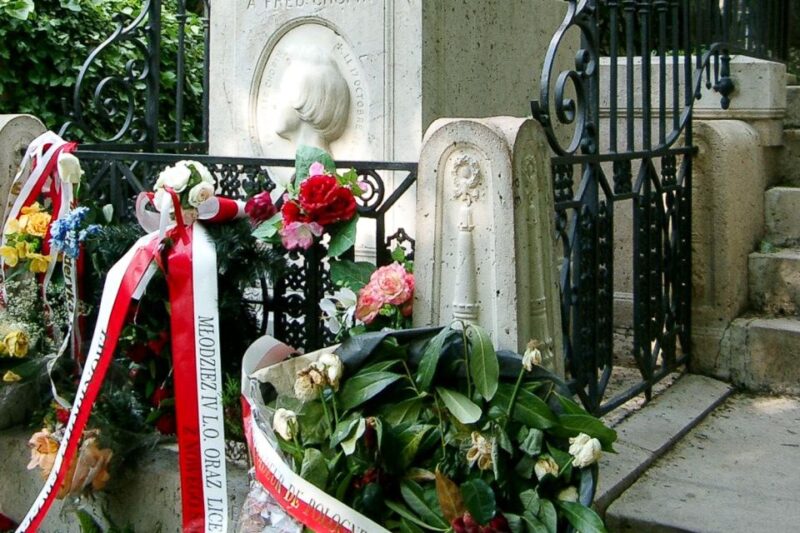 The Père Lachaise Cemetery: Guided 2-Hour Small-Group Tour - Architectural and Artistic Highlights