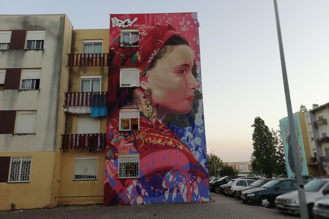 The Real Lisbon Street Art Small-Group Guided Tour by Minivan - The Role of the Local Guide in Enhancing the Experience