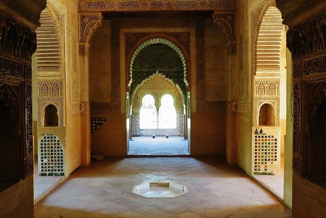 The Secrets of the Alhambra, Private Tour - Overcoming Crowds and Lines