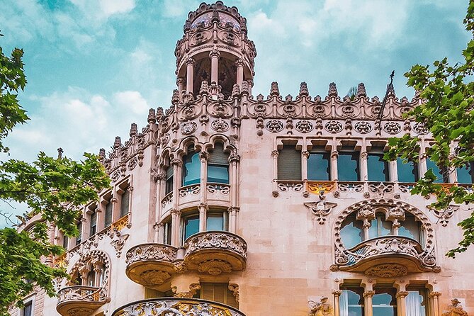 The Wonders of Architecture 2 Hours on Foot in Barcelona - Engaging With the Tour Guides Expertise
