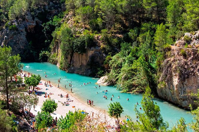 Thermal Springs in Montanejos and the Girlfriend Waterfall - The Role of Our Guides