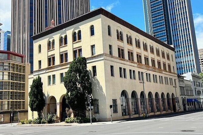 Through A Glass Darkly The Strange and Tragic History Of Honolulu - Practical Details