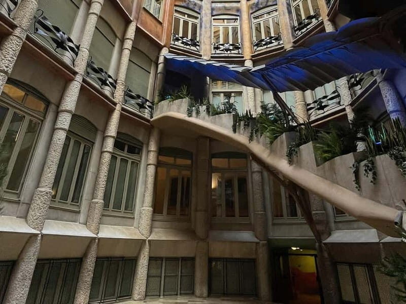 Tiquets & Guide: Lights and shadows of the Casa Milà - Antoni Gaudí - Barcelona - FAQ
