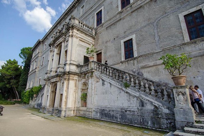 Tivoli Italian Gardens Tour From Rome - Driver and Guide Performance