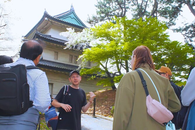 Tokyo: Imperial Palace Shogun Historical Walking Tour - Tour Features