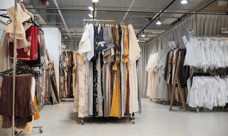 Tokyo : Kimono Rental in Asakusa Provided by RikaWafuku - Hair Styling and Accessories