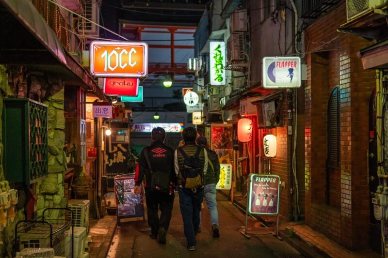 Tokyo: Shinjuku Golden Gai Bar Hopping That Only Locals Know - Navigating the Maze-Like Alleyways of Shinjuku Golden Gai