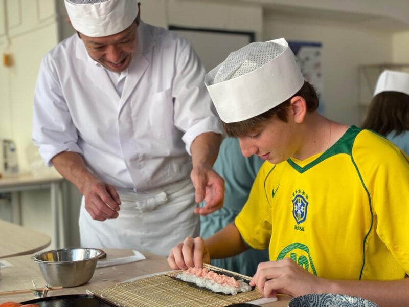 Tokyo: Tsukiji Fish Market Sushi Making Class With Pro Chef - Class Environment and Instructors