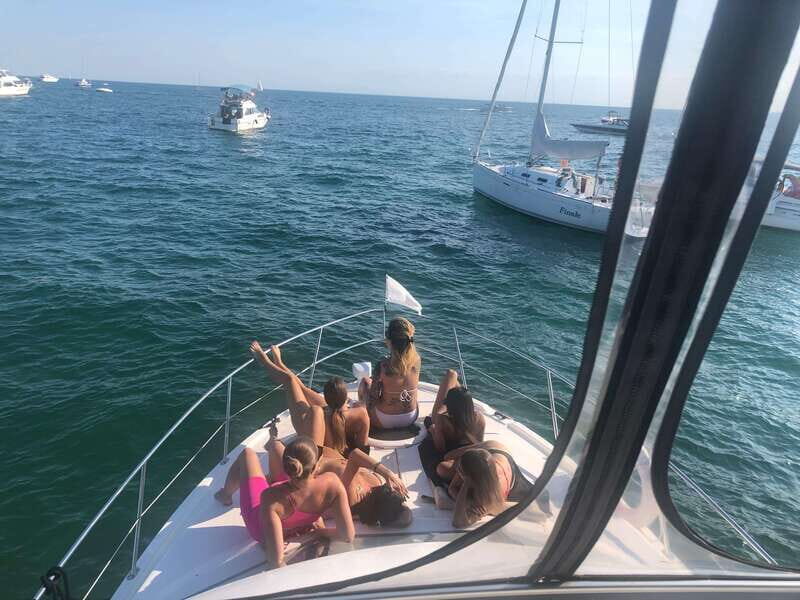 Toronto: Private Luxury Yacht Sightseeing Cruise & Prosecco - Who Should Consider This Tour?
