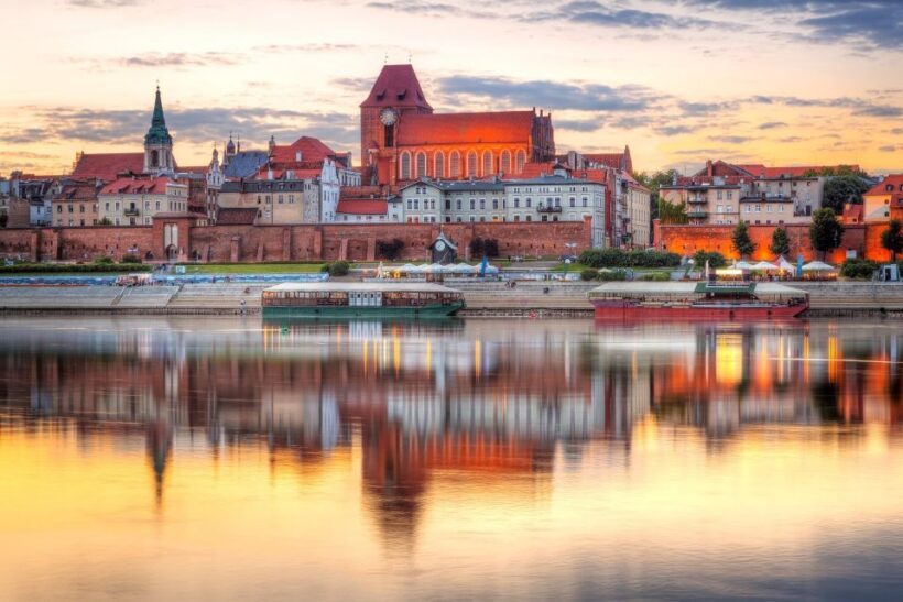 Torun: Family-Friendly Historical Walking Tour - The Guided Experience