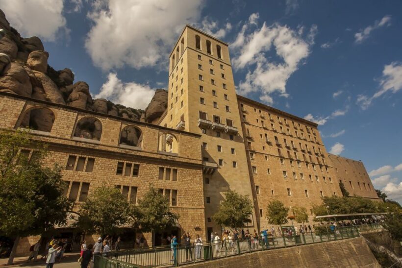 Tot Montserrat: Transport, Museum Tickets, and Lunch - An Authentic Day at Montserrat