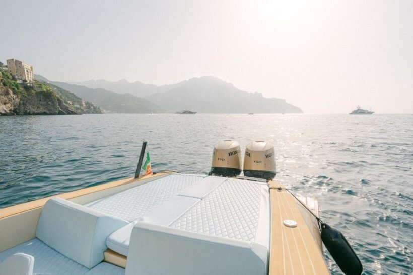 Tour Capri: discover the island of VIPs by boat - The Experience of the Skipper and Onboard Service