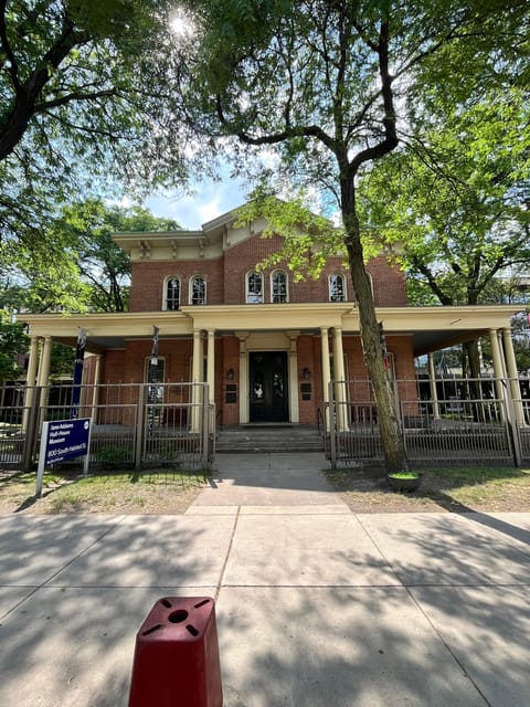 Tour Chicago LGBTQ+ Style - Does the Price Match the Experience?