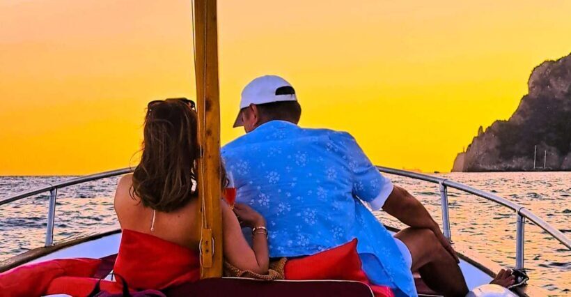 Tour di Capri in barca Classica al Tramonto - An Authentic Sunset Experience on the Water