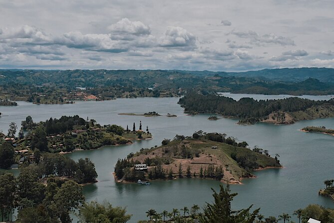 Tour Guatapé - The Reservoir Boat Cruise: Relaxing and Scenic