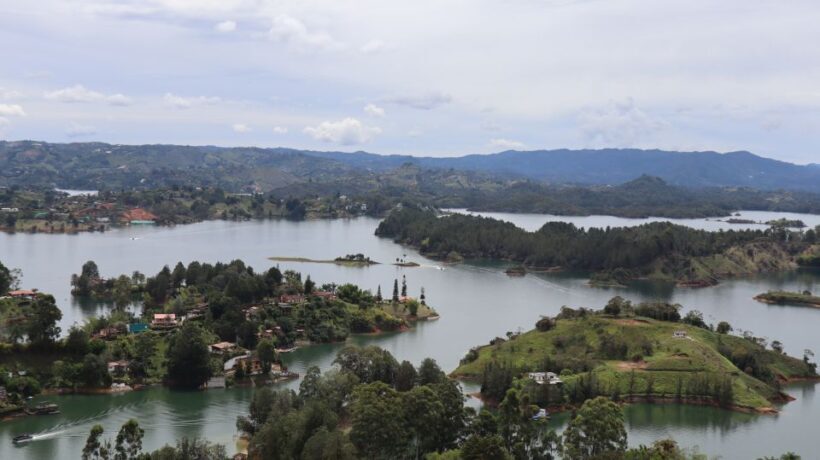 Tour Guatapé: luxury yacht to the stone of Peñol. - Key Points