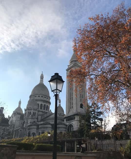 Tour in Italian of the Montmartre district with local guide - Visiting La Maison Rose