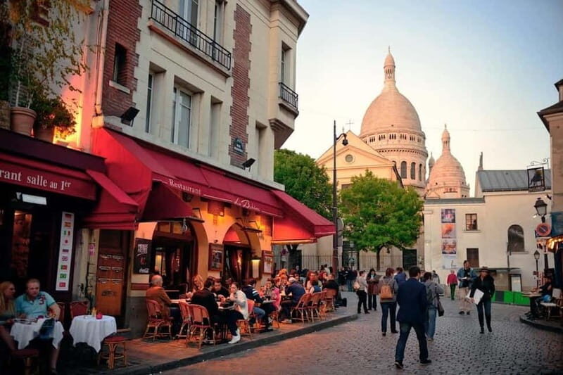 Tour in Italian of the Montmartre district with local guide - Strolling through Place du Tertre