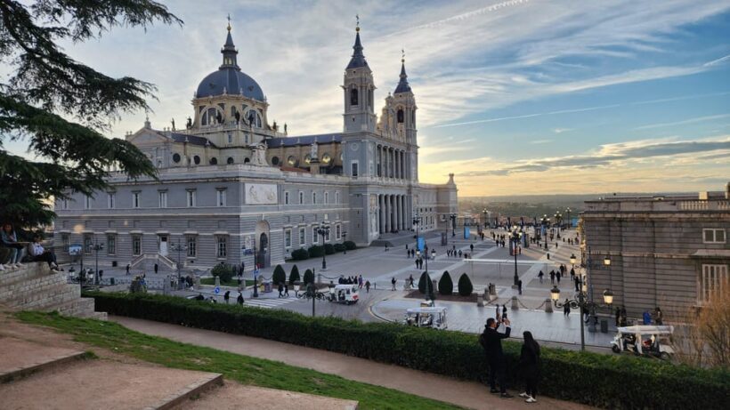 Tour Madrid: Secrets in a Electric Tuk Tuk - FAQ